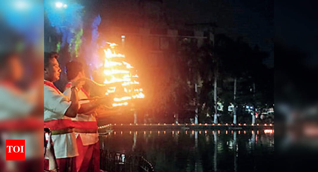 1,000 diyas light up Deep Diwali Utsav at Naini Lake | Delhi News ...