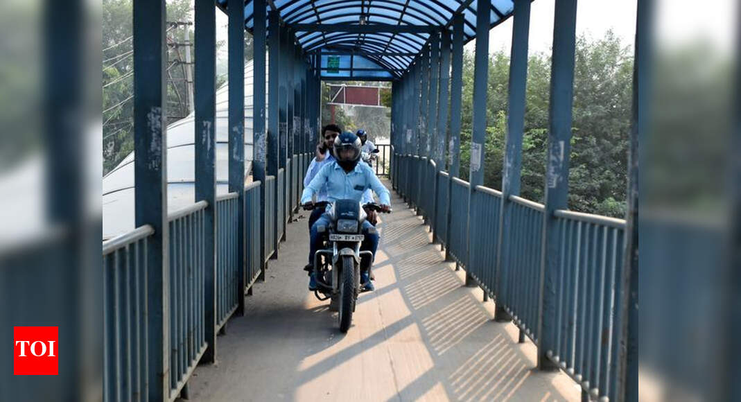 At accident hotspot, footbridge for bikes, pedestrians dash across road ...