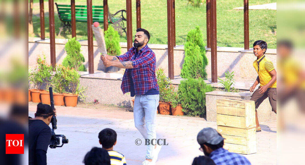 Skipper Virat Kohli spotted playing gully cricket - Times of India