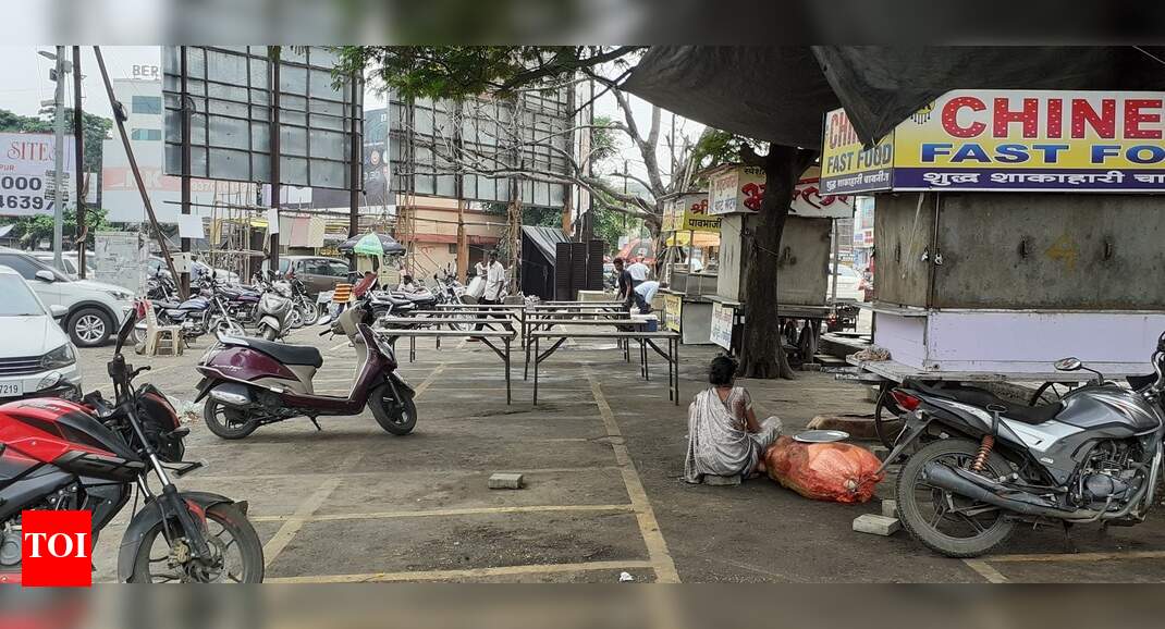 road side vendors using parking for business - Times of India