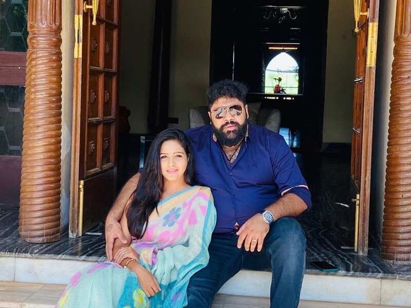 Rasathi fame actress Pavani Reddy and boyfriend Anand Joy have a blast ...