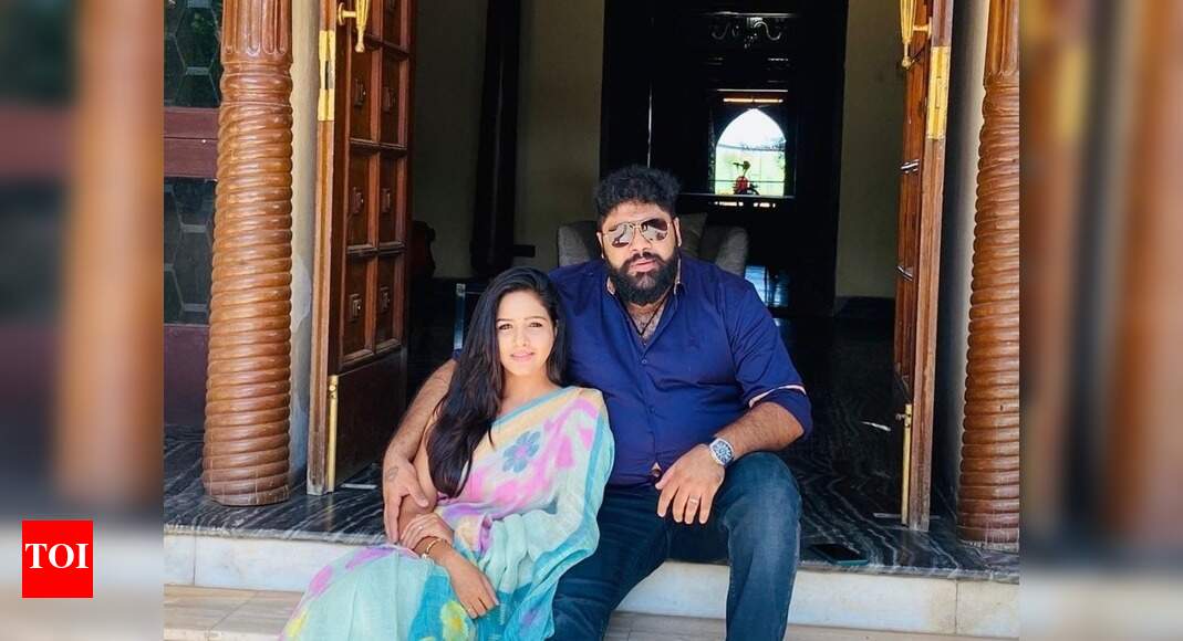 Rasathi fame actress Pavani Reddy and boyfriend Anand Joy have a blast ...