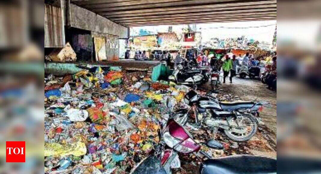 Pune: Trash, vendors and vehicles ruin area under Patil Estate facility ...