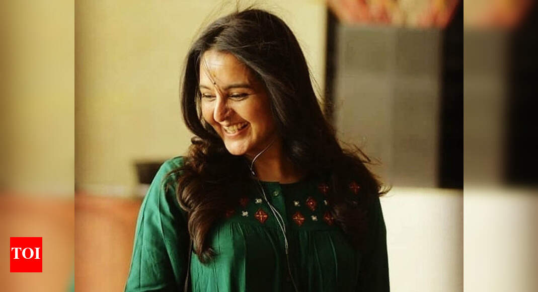 Manju Warrier's Asuran team pose for a reunion selfie | Malayalam Movie ...