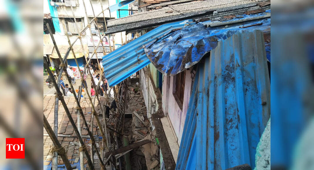 One hurt as gallery of residential building collapses in Thane | Thane ...