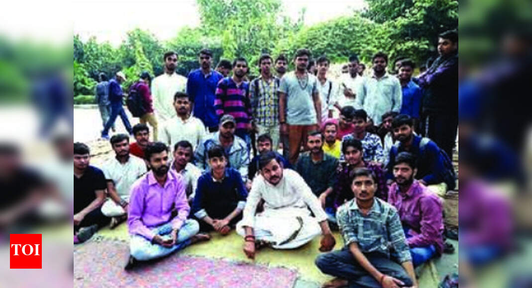 SVDV faculty reopens, stir on against Khan’s appointment | Varanasi ...