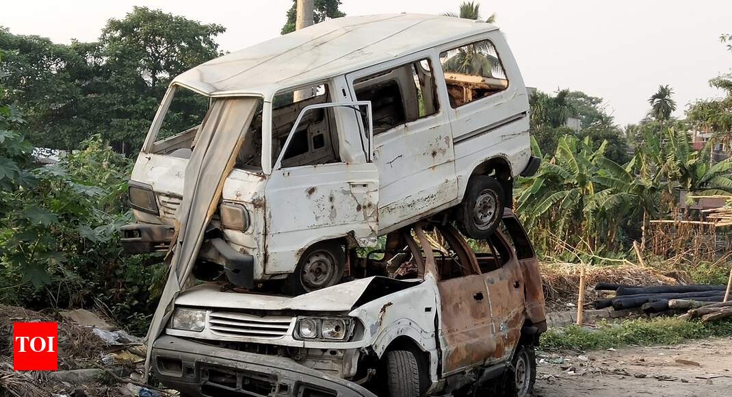 Dumping of abandoned cars on service road - Times of India