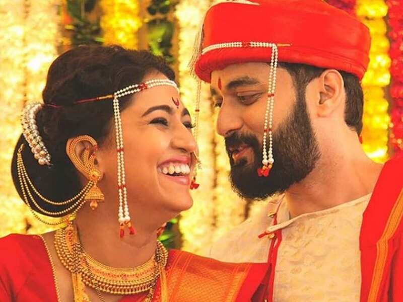 Mrunmayee Deshpande shares a beautiful picture with hubby Swapnil Rao ...