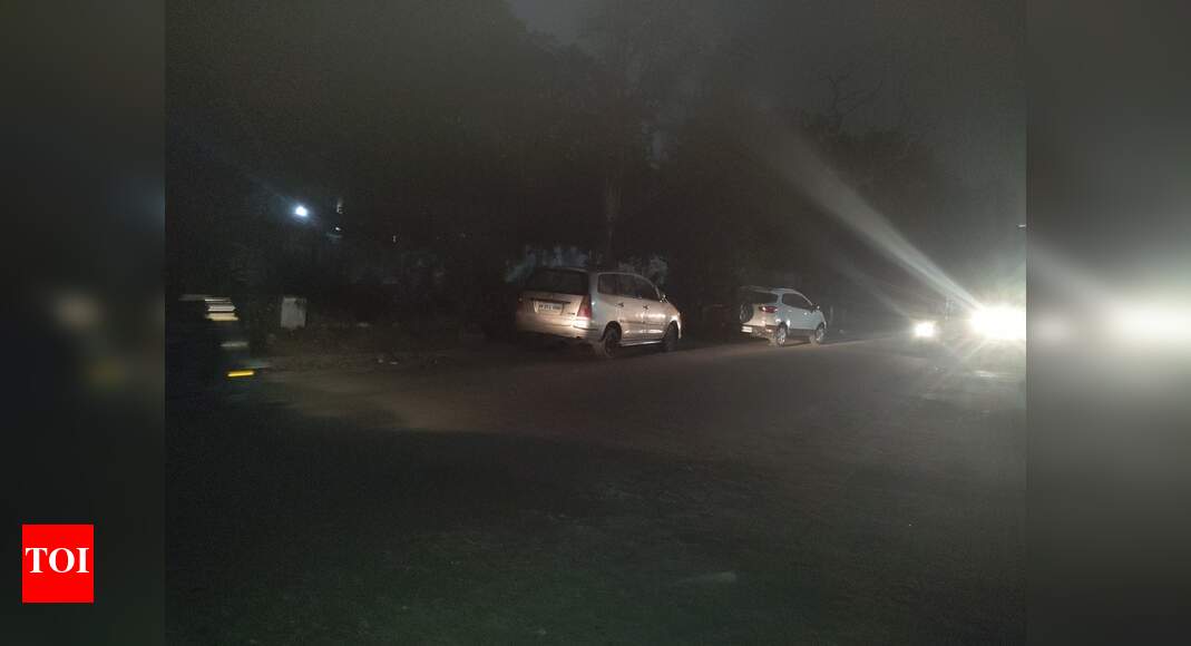 Cars parked on the road and blocking traffic - Times of India