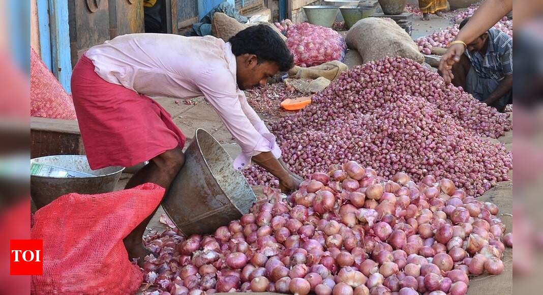 Onion price today: As onions touch Rs 165 a kilo, Centre banks on imports | India News - Times ...