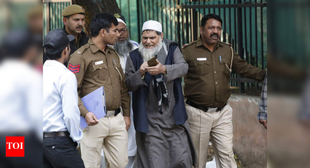 Delhi police team at Anaj Mandi building to recreate crime scene ...