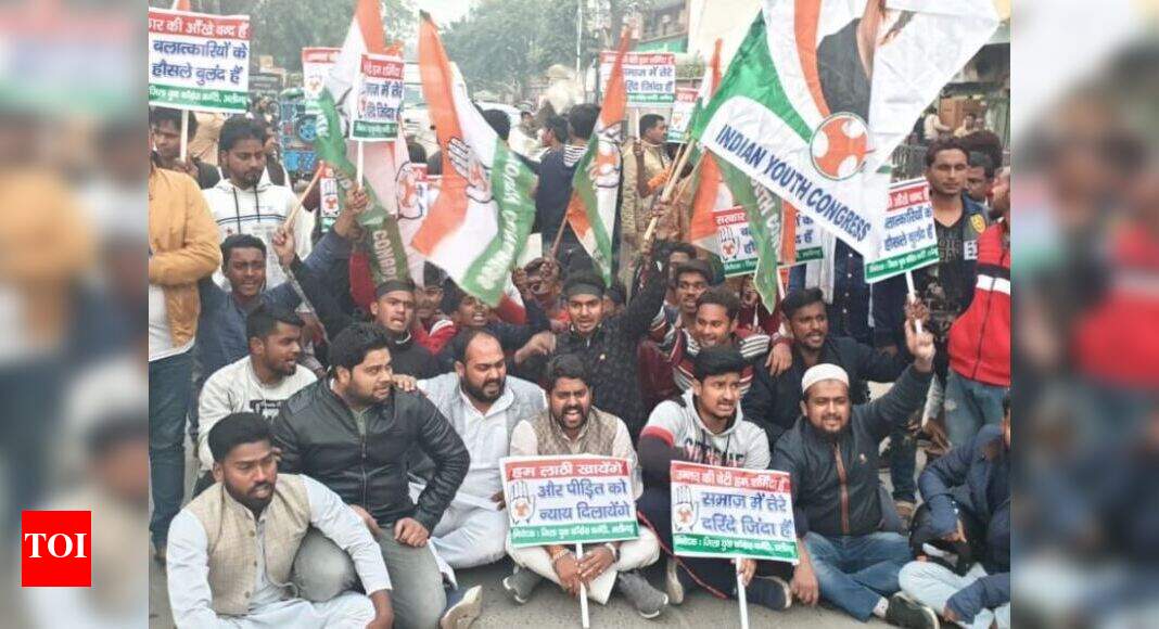 Youth Congress workers hold protest in Agra, seek justice for Unnao ...