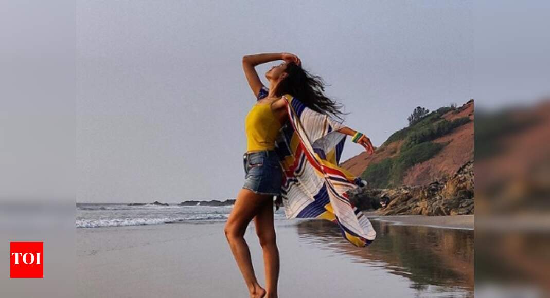 Photo: Janki Bodiwala flaunts her happy spirit by the beach | Gujarati ...