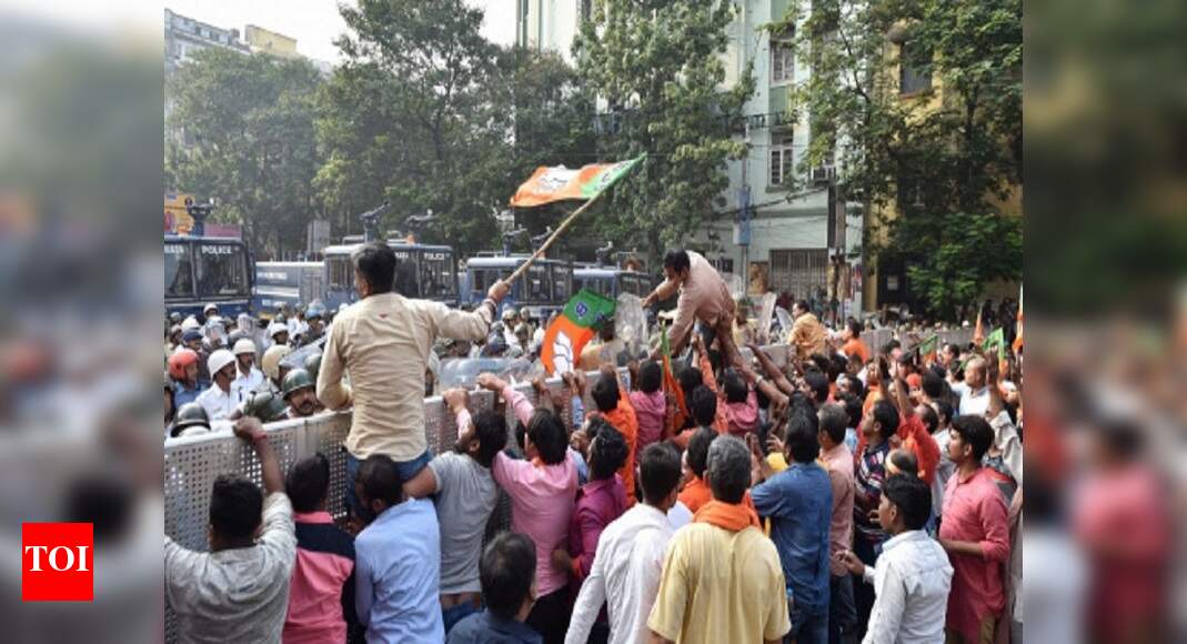 Clashes erupt in Kolkata after Congress' dengue rally stopped midway by ... Clashes erupt in Kolkata after Congress' dengue rally stopped midway by ...