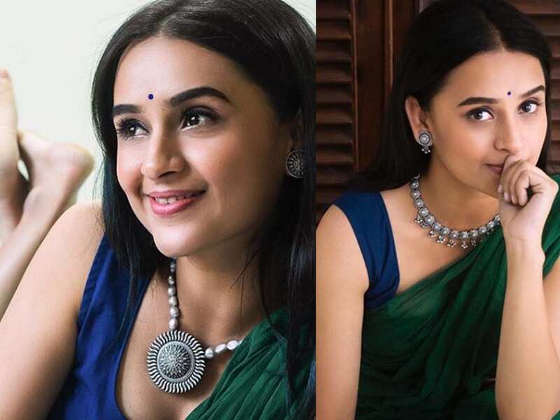 Photos: Parna Pethe is a sight to behold in this traditional outfit ...