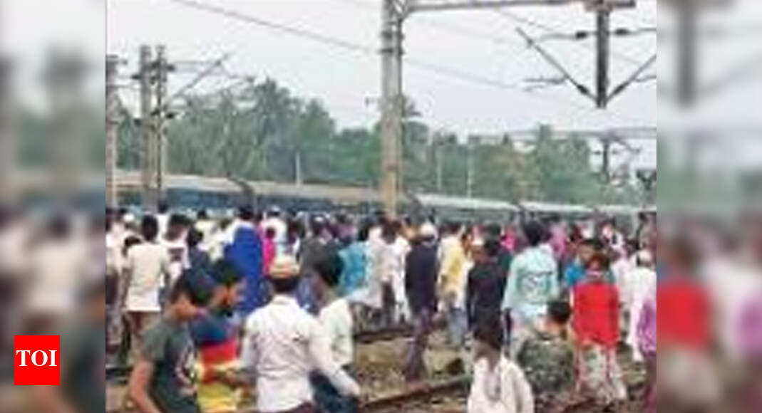 Mob threw stones, forced us to get off | Kolkata News - Times of India