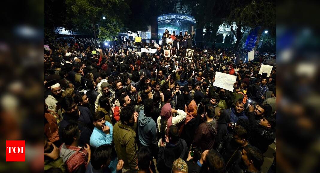 Protest outside old Delhi Police HQ against police action in Jamia ...