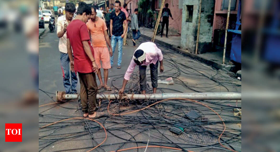KMC snaps tangled wires, rids south Kolkata of overhead mess | Kolkata ...