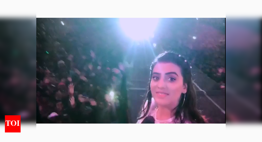 Video: Akshara Singh has fans swooning over her captivating LIVE ...