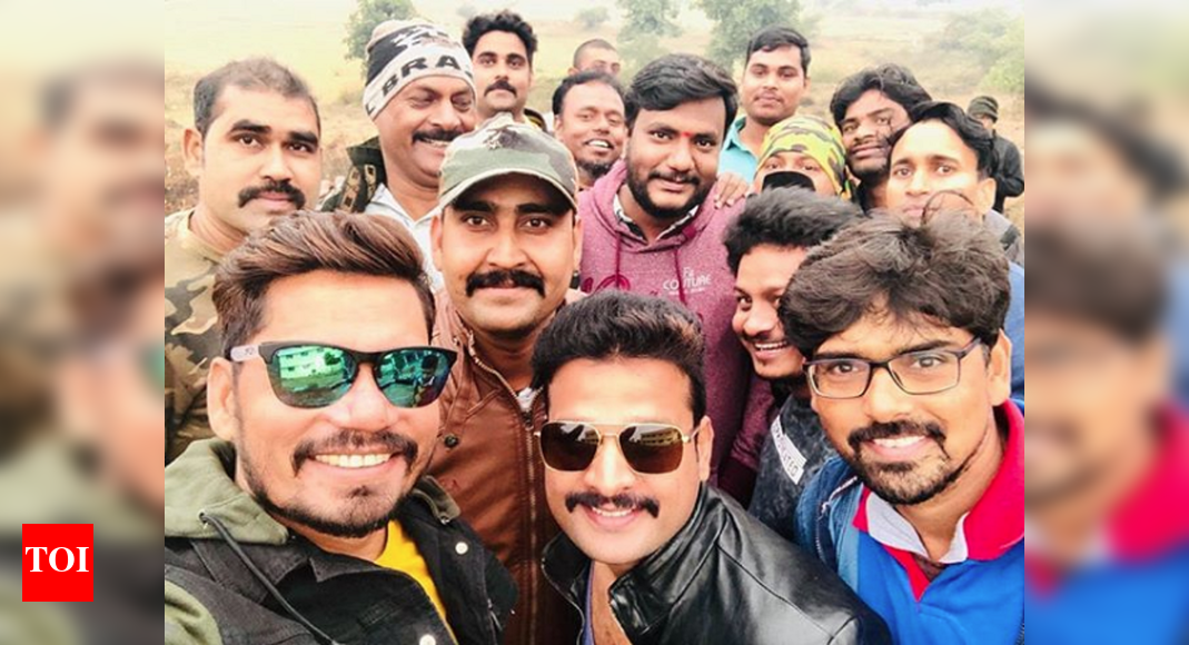 Pravesh Lal Yadav shares a cool selfie with team 'Sarfarosh' | Bhojpuri ...