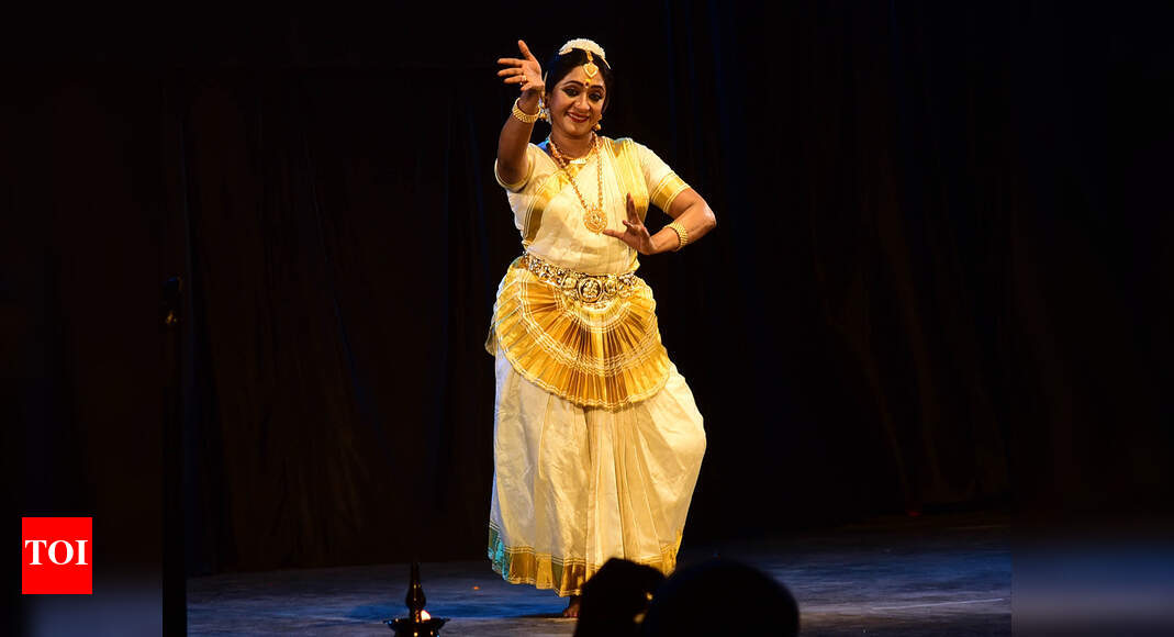 Mohiniyattam by Smitha Rajan at Changampuzha Park | Events Movie News ...