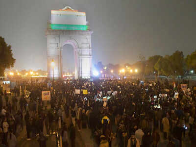 Protest in Delhi: Man sets self on fire at India Gate, suffers 90% ...