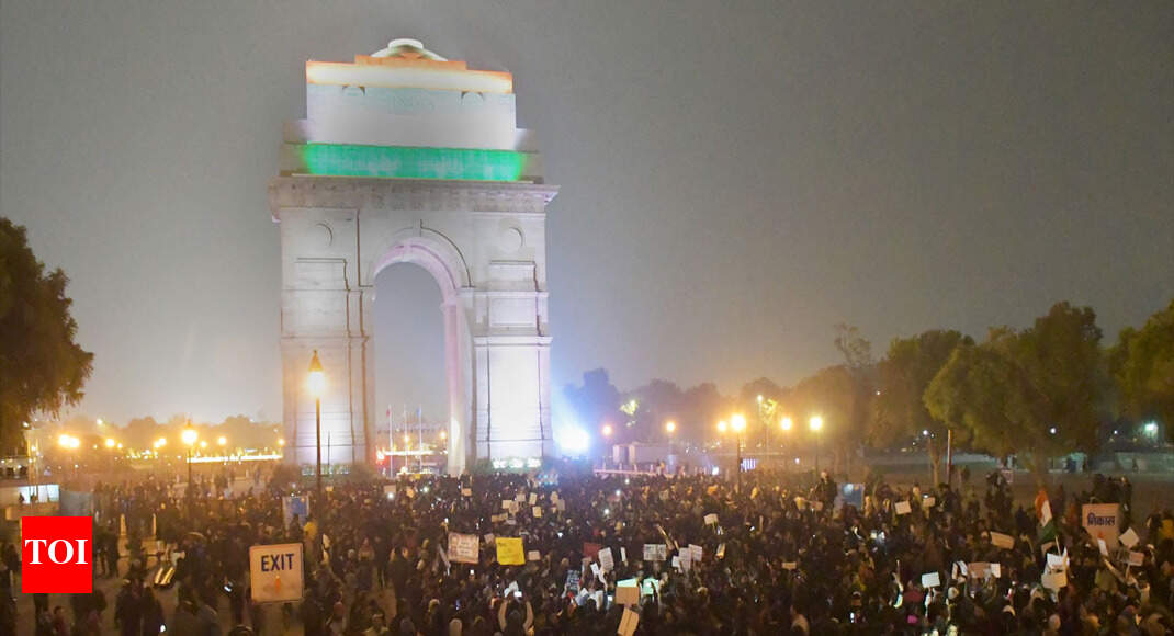 Protest in Delhi: Man sets self on fire at India Gate, suffers 90% ...