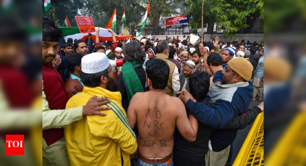 Anti-CAA protesters in Delhi gather at India Gate | Delhi News - Times ...