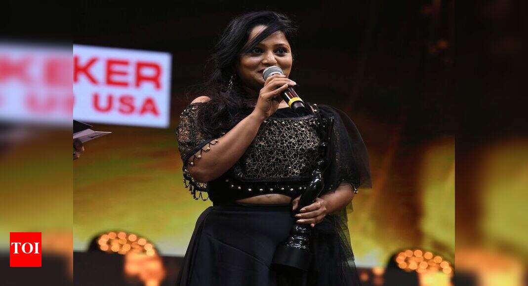 Sharanya’s surprise song performance at Filmfare | Kannada Movie News ...