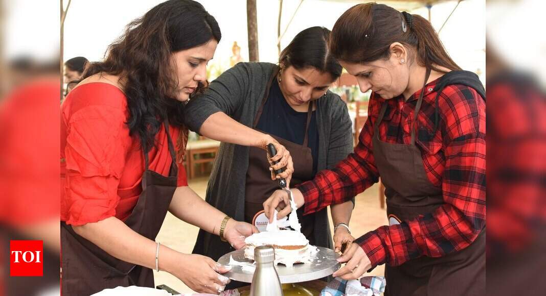 Cake war brings in yuletide spirit | Events Movie News - Times of India
