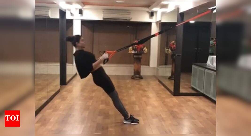 Sushmita Sen's workout video will motivate you to hit the gym! | Hindi ...