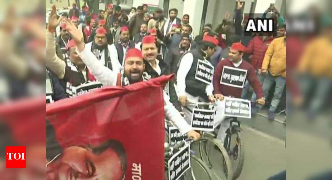 Lucknow: Akhilesh Yadav flags off cycle march to Vidhan Sabha | Lucknow ...