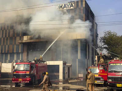 One firefighter killed, 14 others injured in Delhi factory fire | Delhi ...