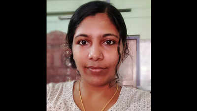 Kerala: Cops detain woman at MG University who tried to meet governor ...