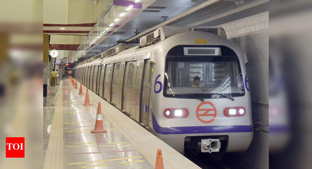 Delhi Metro corridors with tracks on road, three-coach trains | Delhi ...
