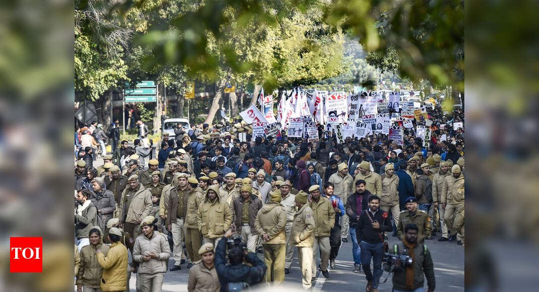 Delhi Police take JNUSU, JNUTA protesters to meet HRD officials | Delhi ...
