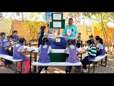 Gujarat: Hanging library gets primary students hooked to reading ...