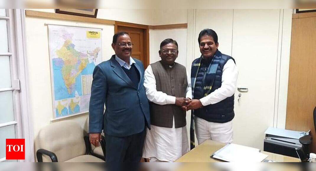 G Vinod back in Telangana Congress fold after leaving party in 2016 ...