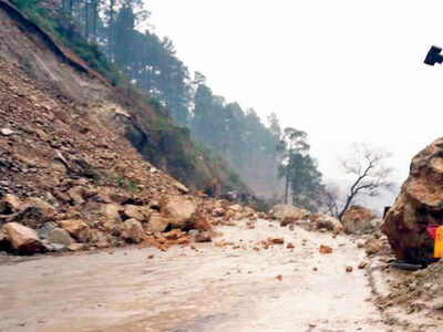 Thousands stranded due to landslide on Manali highway | Chandigarh News - Times of India