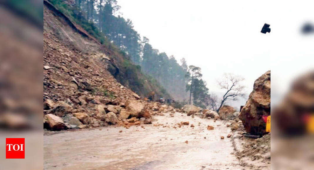 Thousands stranded due to landslide on Manali highway | Chandigarh News - Times of India