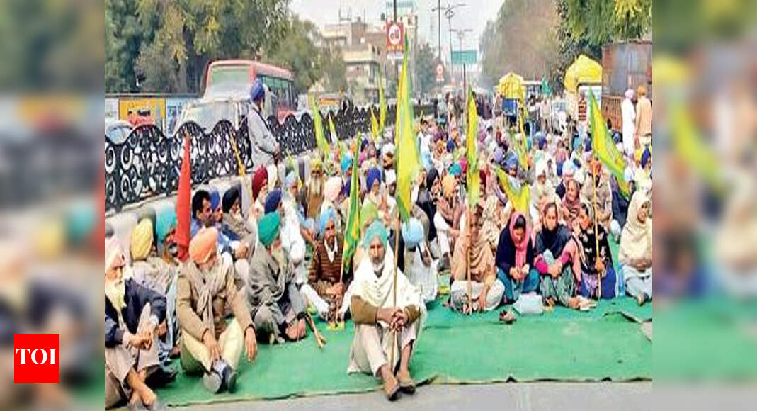 Punjab: Farmers start protests for withdrawal of cases | Chandigarh ...