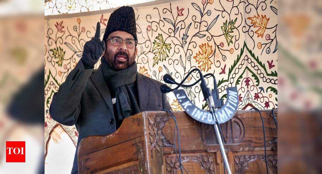 Mukhtar Abbas Naqvi reaches out as fiction writer with his book 'Balwa ...