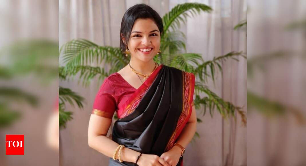 This is how singer Aarya Ambekar celebrated Republic Day | Marathi ...