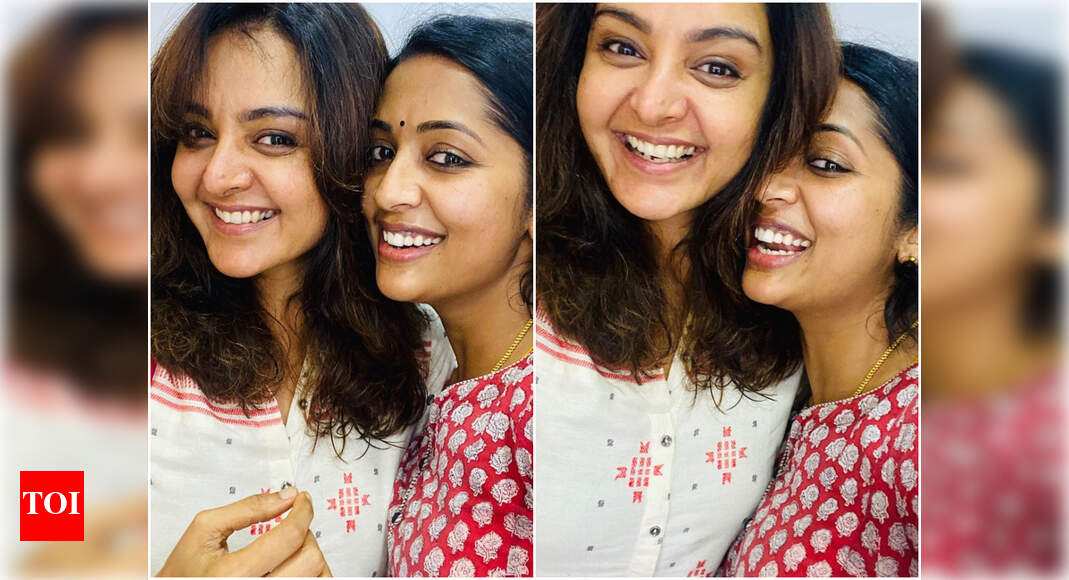 Pic of the day: Navya Nair shares an all smile picture with Manju ...