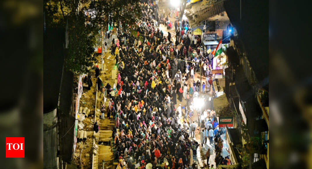 100 protesters 'swell to 2,000' as cops make a bid to wind up Mumbai ...