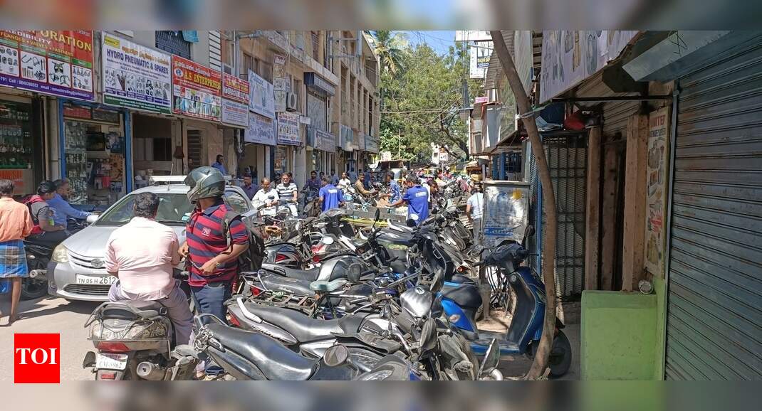 20 feet road 15feet parking - Times of India