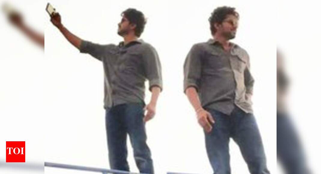 Video of Vijay taking a selfie with fans standing atop a bus goes viral ...