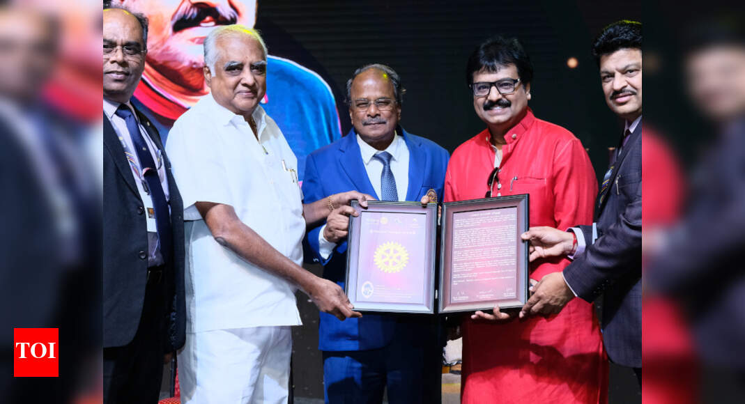 Actor Vivekh receives Pasumai Nayagan Virudhu award | Tamil Movie News ...