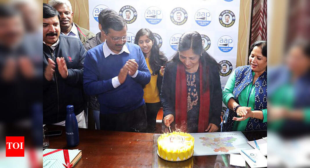 Sunita Kejriwal: Arvind Kejriwal celebrates wife Sunita's birthday as ...