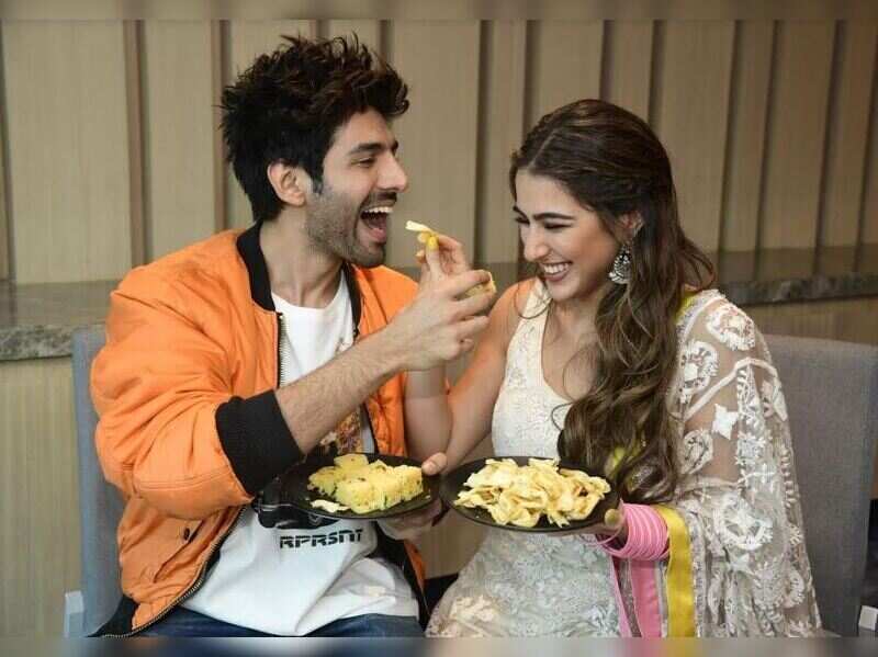 Kartik and Sara enjoy their share of Gujarati farsan in Ahmedabad ...